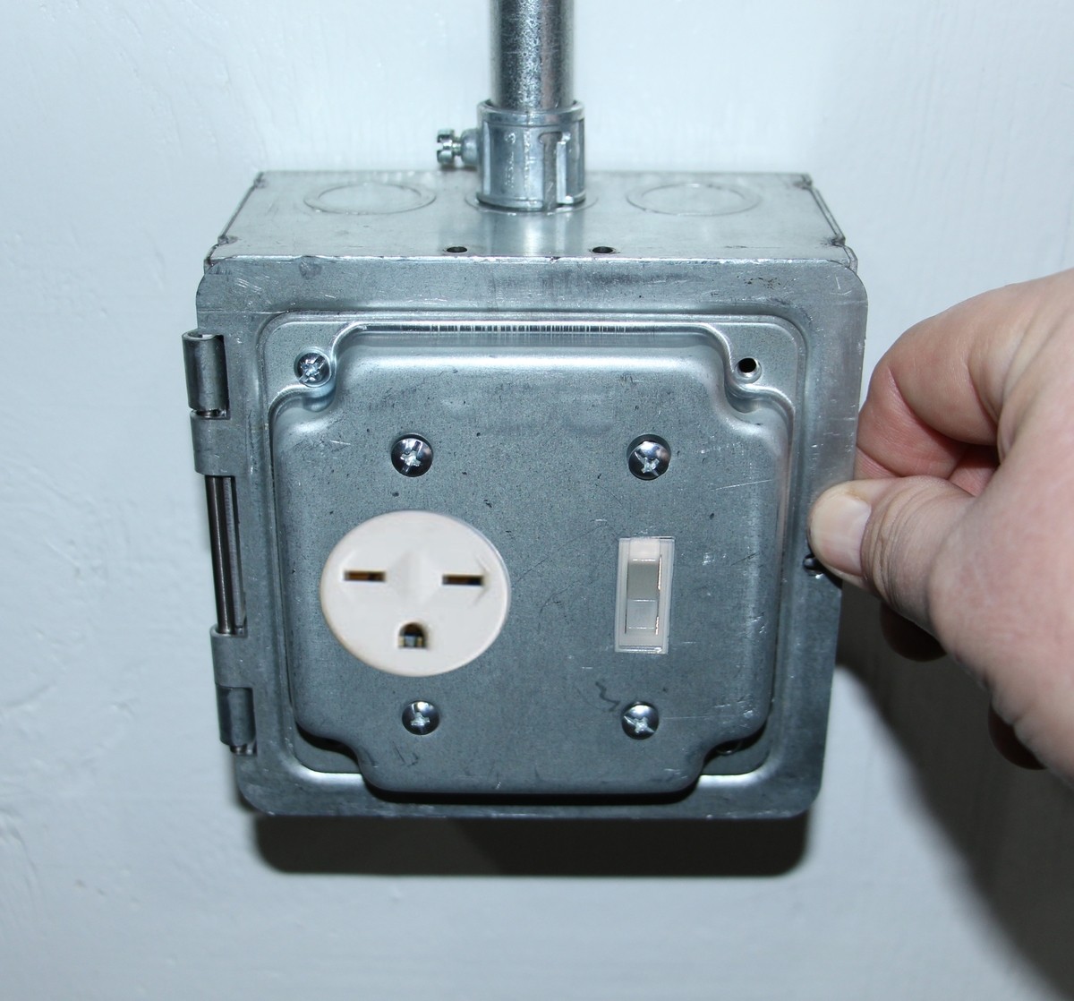 Garvin Southwire 5 Inch Square Box With Hinged (1) Toggle And (1) 1.406 ...